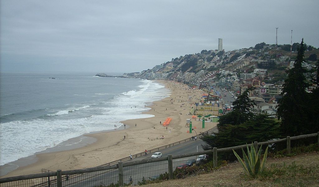 El balneario de Reñaca, Viña del Mar, Chile; uno de los lugares más ...